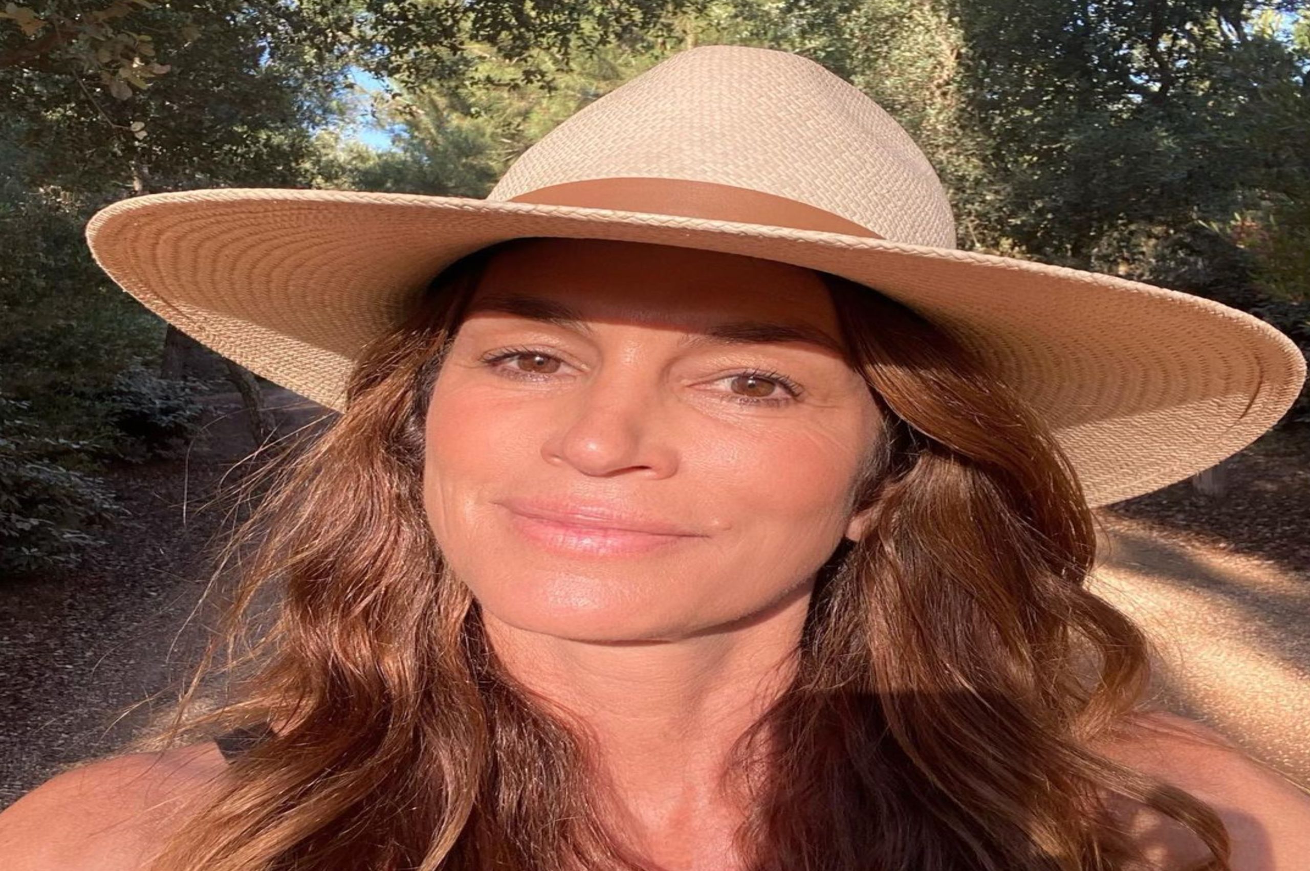 Watch: Celebrity Cindy Crawford Shines in Throwback Runway Moments ...