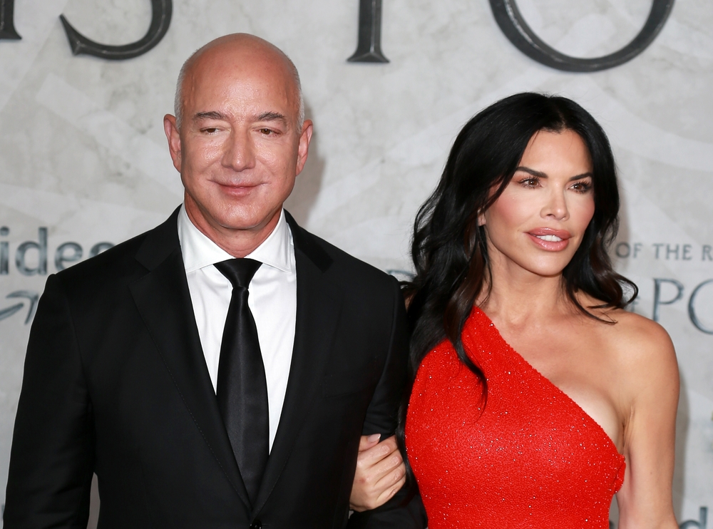 Celebrity billionaire Jeff Bezos and partner Lauren Sanchez dance at ...
