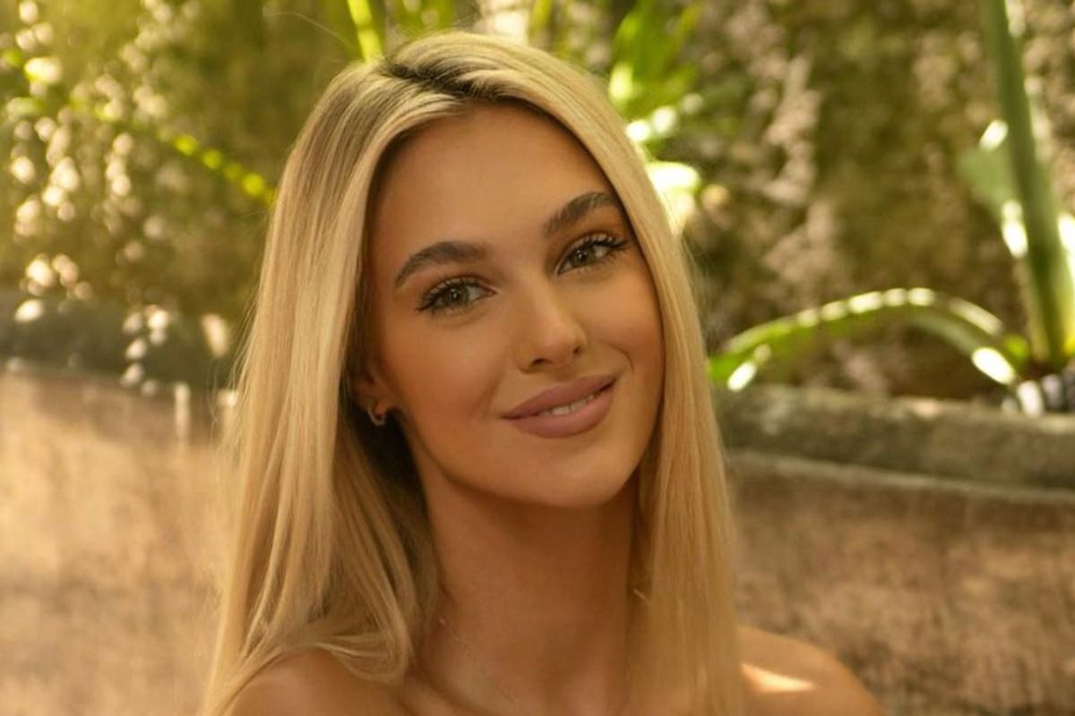 Celebrity Veronika Rajek catwalks in denim micro shorts, delicate ...