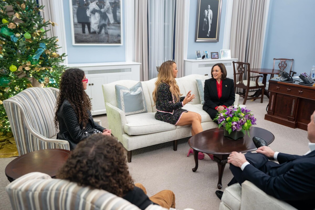Celebrity Mariah Carey celebrates holiday cheer at White House with ...